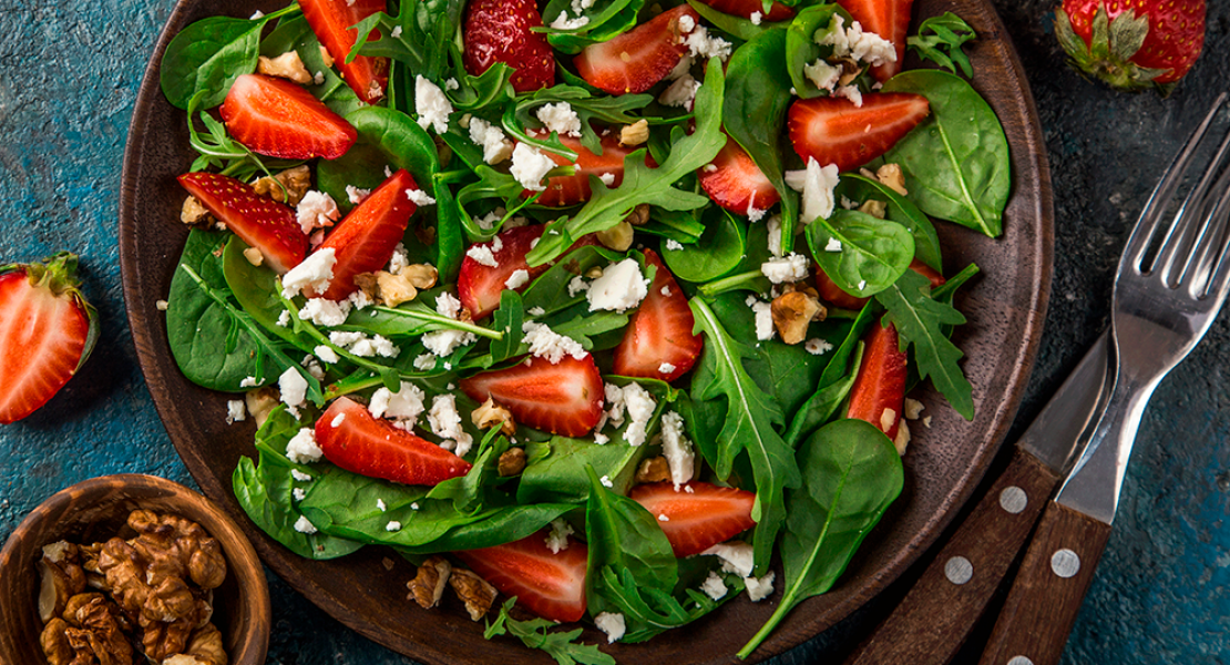 Salada de rúcula com morangos